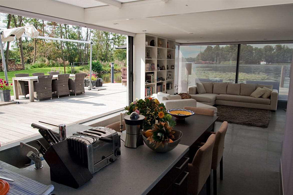 Half of This Awesome Houseboat is Hidden Under Water | Designs & Ideas ...