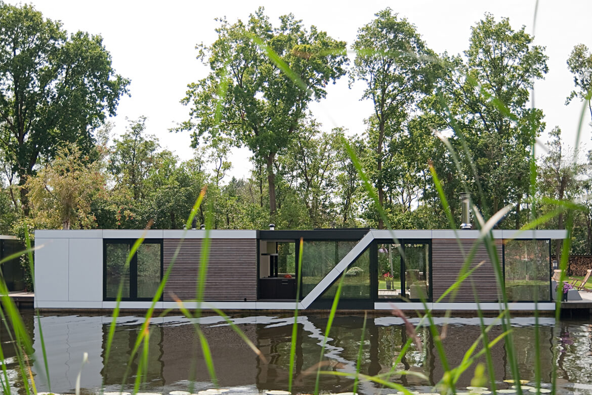Half of This Awesome Houseboat is Hidden Under Water | Designs & Ideas ...